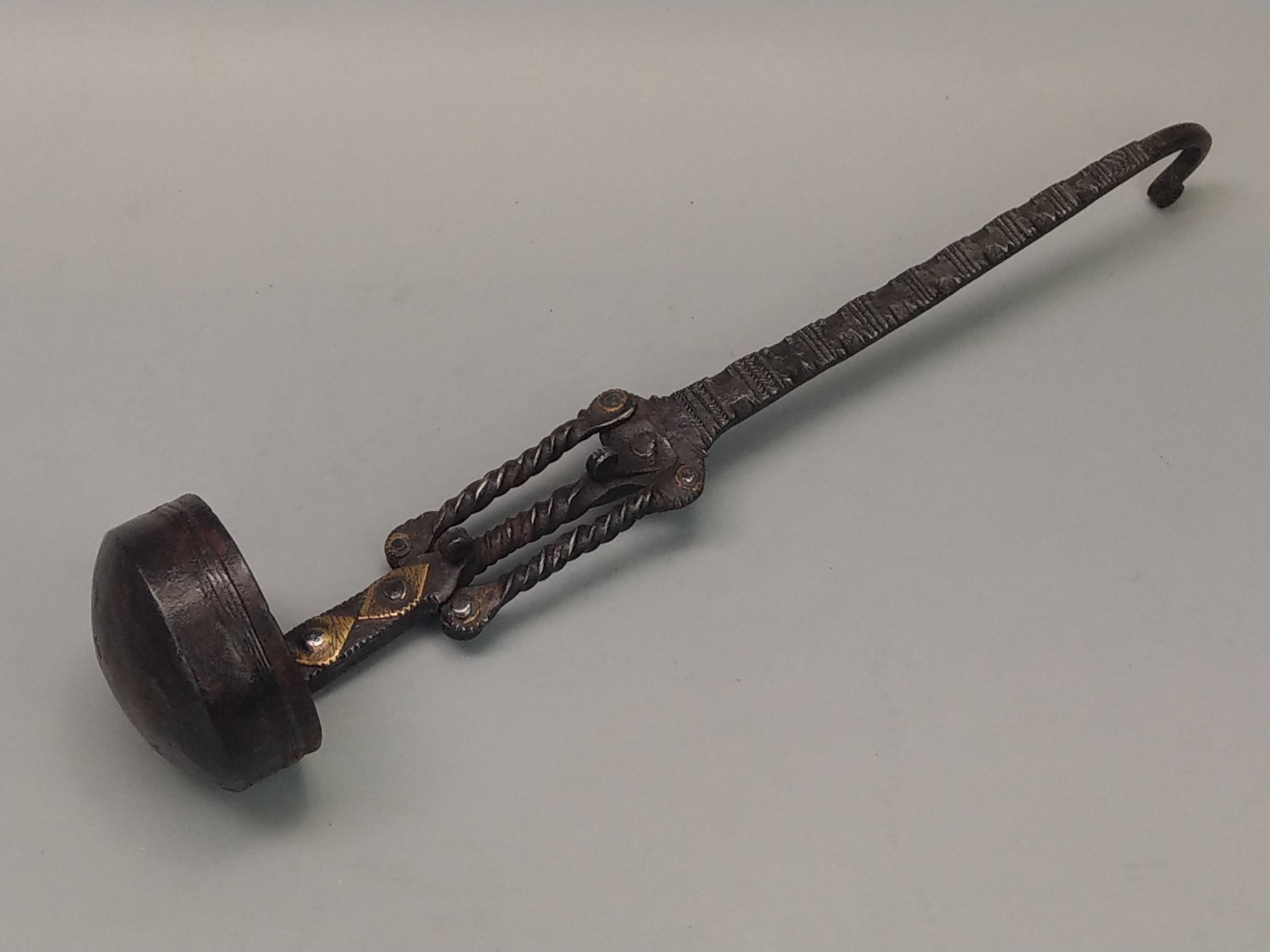 Primitives and medieval antiques - Pottery, wooden utensils ...